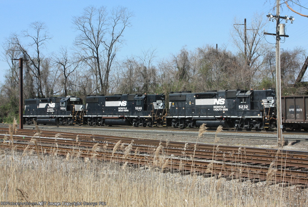 Triple headed GP38-2's